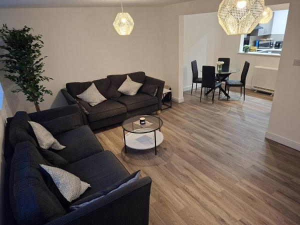 Central 3br Home With Parking - Aberdeen