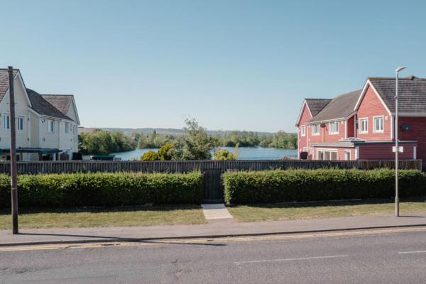 The Mallard House - 5 Bedrooms Lake View Home In Aylesford With Parking - Maidstone
