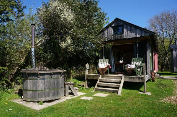Sky View Shepherd's Huts With Woodburning Hot Tub - St Agnes