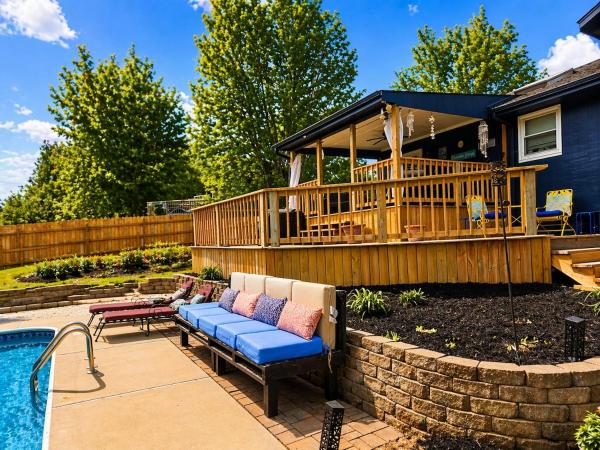 World Cup Retreat Pool Sleeps 8 Kansas City - Parkville, MO