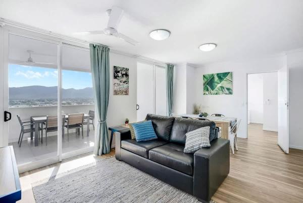 Cairns City Escape - Elevated Modern Haven With Pool - Cairns