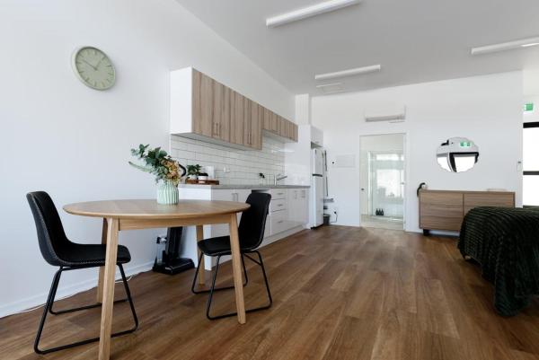 Modern Studio Near Burnie | Cozy & Bright - Burnie