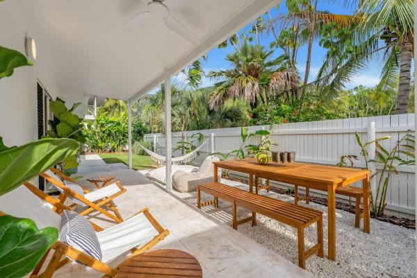Cedar Villa - A Designer Pool House By The Beach - Palm Cove