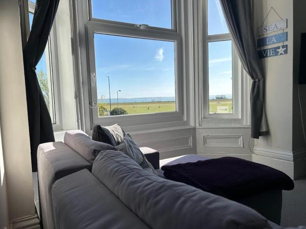 Stunning Sea Views - Sleeps 6-7 - Huge Rooms - Free Parking - Portsmouth