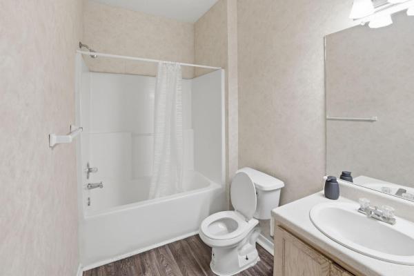Modern Comfort W Balcony, Kitchen & Wifi - Birmingham, AL