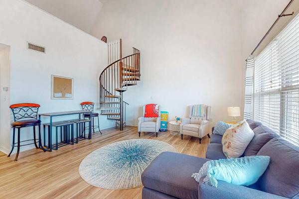 Sunlit Two-story Condo With Pool Walk One Block To The Beach - 格爾夫海岸