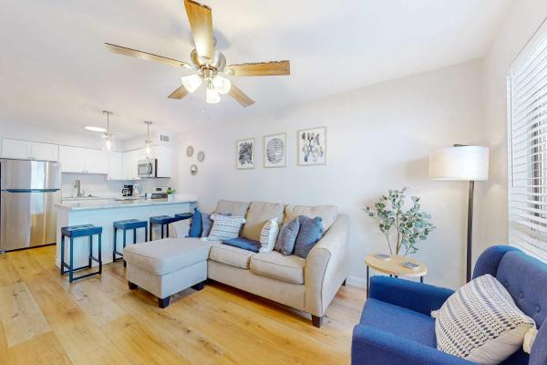 Cozy Condo With Turquoise Pool Open Layout Smart Tvs Balcony & Ac - Alabama