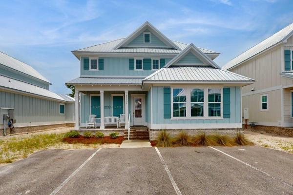 Sunny Coastal Getaway With Shared Pool Firepit Putting Green & Short Beach Walk - Orange Beach, AL