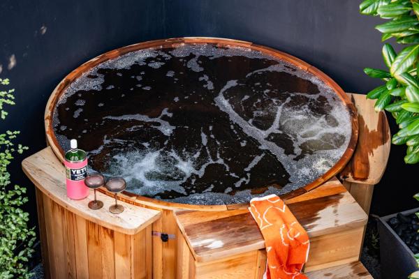 King Bed, Hot Tub & Parking In Heart Of Sandy Bay - Tasmania