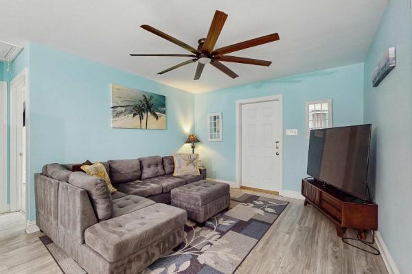 Island Home With Spacious Deck Lower Patio Free Wifi & Beach Access Nearby - Dauphin Island, AL