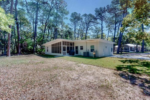 Modern Dog-friendly Home In The Heart Of Island With Hot Tub & Screened Lanai - Dauphin Island, AL
