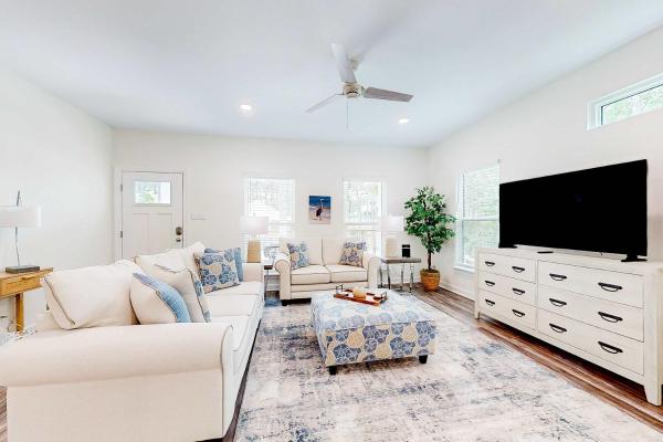 Quiet Coastal Home With Outdoor Shower Deck Gourmet Kitchen Smart Tv & Ac - Dauphin Island, AL