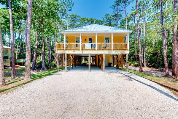 Peace & Sea-renity Dog-friendly House With Deck Patio & Easy Beach Access - Dauphin Island, AL
