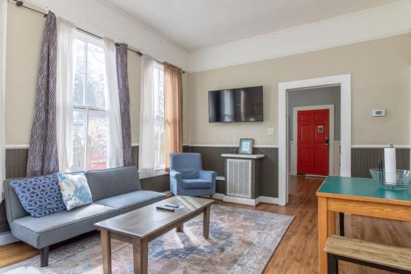 Cozy Downtown Back Unit - The Sunny Southern Manse - Columbus