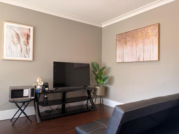 Bright And Cozy 1b1b Suite Near Yvr, Dt, Free Parking And Private Entrance - Burnaby