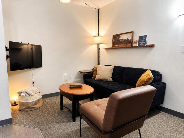 Cream City Industrial Loft Near Fiserv With Parking - Suite 1 - Sleeps 8 - Greenfield, WI