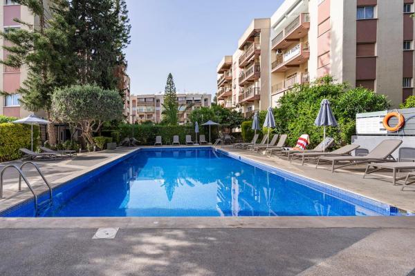 Seaside 2-bdr Apartment With A Pool - Limasol