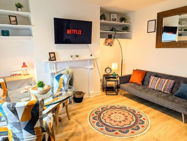 Stylish Townhouse - 8 Mins From Leeds - Free Fast Wifi - Free Parking - Leeds