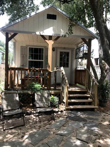 Peaceful Cottage Escape With Private Porch & Nature Views In Bacliff, Texas - League City, TX
