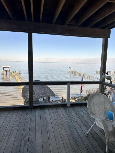 Luxury Bayfront Escape With Hot Tub & Fireplaces In Bacliff, Texas - League City, TX