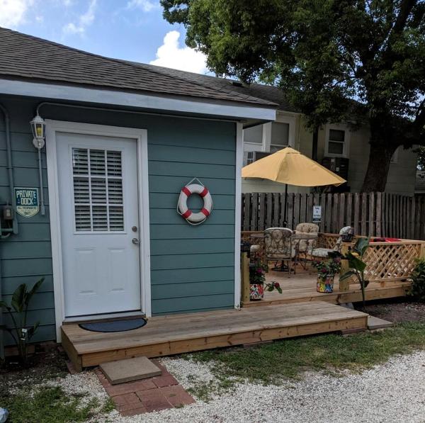 Peaceful Cottage Stay With Private Deck And Grilling Areas In Bacliff, Texas - League City, TX