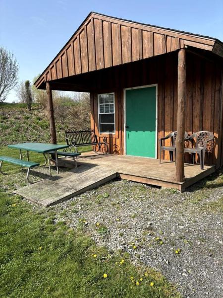 Peaceful Cabin Retreat With Picnic Table & Nature Views In Macedon, New York - Marion, NY