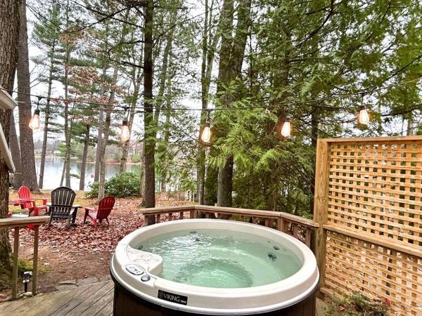 Cozy Vintage Lake Cabin With Hot Tub & Beach Access Near Traverse City, Northern Michigan - Traverse City, MI