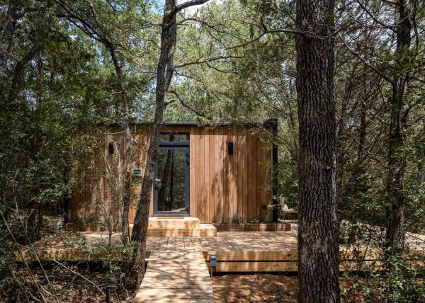 Romantic Mirror Cabin Retreat By The Lake In The Enchanted Forests Of Texas - Bastrop, TX