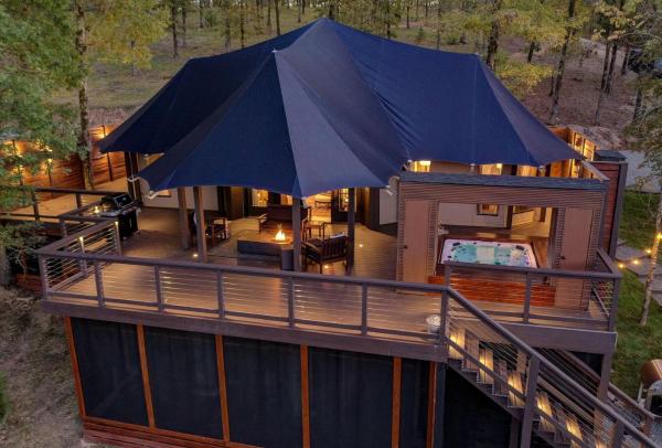 Hot Springs Retreat: Luxe Tented Cabin With Waterfront Views And Hot Tub - Arkansas