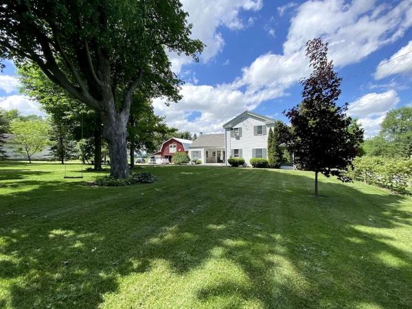 Restored Farmhouse With Hot-tub In Penn Yan, New York - Penn Yan, NY
