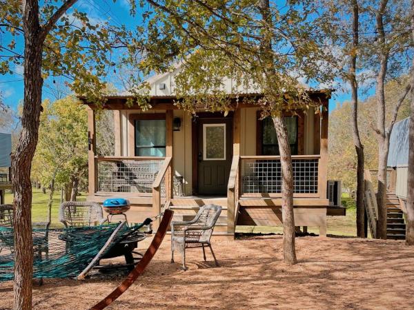 Unforgettable Glamping Vacation - Tranquil Tented Cabin By The Geronimo Creek Near Seguin, Texas - Seguin