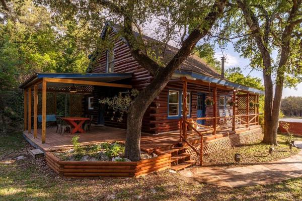 Spacious And Rustic Hill Country Cabin Rental Ideal For Family Getaways Near Austin - Canyon Lake, TX