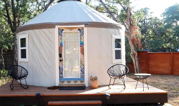 Colorful And Fully Equipped Yurt By Lake Travis For An Unforgettable Lakeway Glamping Escape, Texas - Lakeway, TX