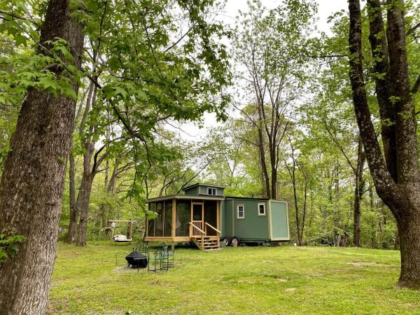 Glamping Tiny House Situated In The Tennesse Woods For A Tranquil Escape Near Chattanooga - Signal Mountain, TN