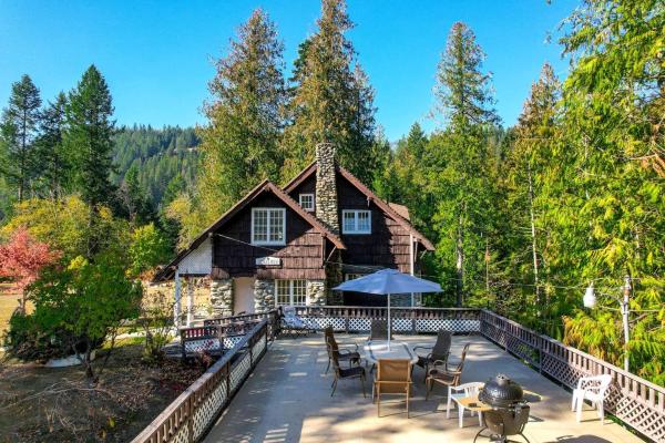 Elegance By The River: Classic Rental With Scenic Views In Metaline Falls, Wa - Crescent Lake, Metaline Falls