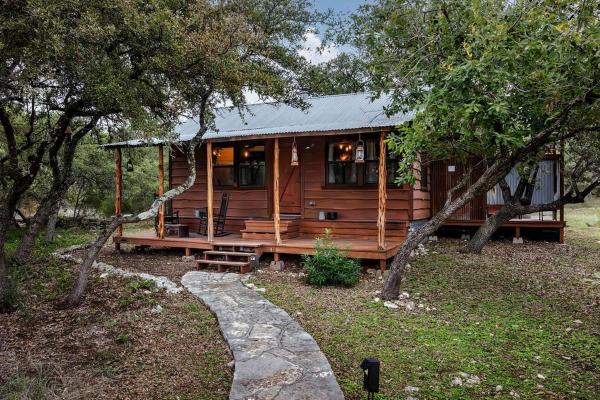 Luxurious Vintage Style Cabin Rental For Romantic Getaways And Texas Hill Country Vacations - Wimberley, TX