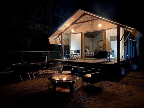 Beautiful Lakefront Glamping Cabin With Fire Pit And Lake Views Near Austin, Texas - Bastrop, TX