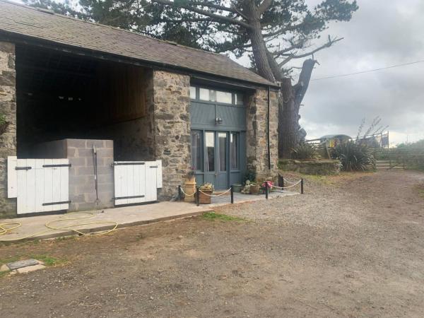 The Stable Sleeps 2 With Parking - 安格爾西島