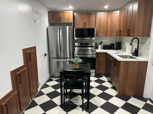 Luxury Home Close To Windsor Airport And Detroit Border, Sleeps 11 Guest - Detroit, MI