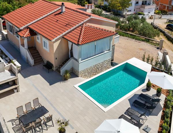 Villa Kala With Pool - Brodarica