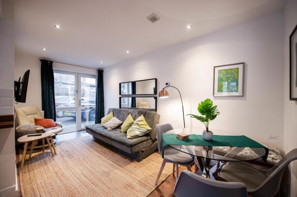 Broadhurst Court - Lovely Apt For 6 -Near Town- Free Parking -Flat 5 - Cheadle