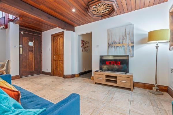 Converted Church - Sleeps 8 With Parking & Wifi - Usk