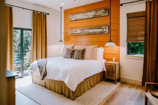 Gaines Ranch On The Square - Cutter's Quarters 2 King Suites, 2 Baths - Wimberley, TX