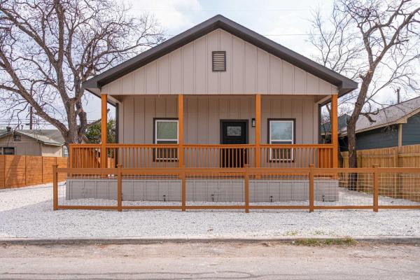 Perfect 2br2ba Base: Chill Modern Near Downtown - San Antonio, TX