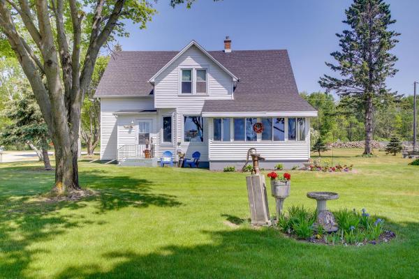 5 Mi To Point Beach State Forest: Home W/ Fire Pit - Two Rivers, WI