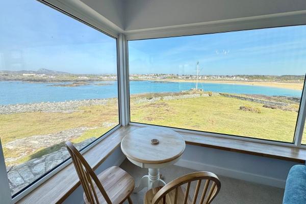 Ael-y-bryn-5 Bed- Dramatic Sea Views - Sleeps 12 - Holyhead