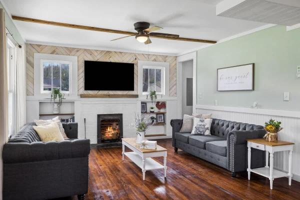 Charming 4 Bedroom Farmhouse With Large Backyard For Entertaining - Mountain City, TN