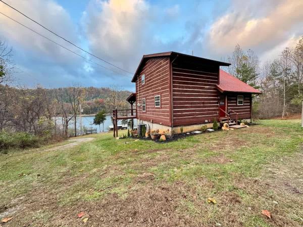 Watauga Lake Retreat Cozy Family Cabin Sleeps 8 - Roan Mountain, TN