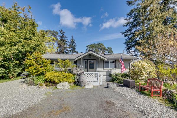 Walkable, Dog Friendly! Friday Harbor Stay W/ Deck - San Juan Islands, WA