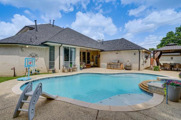 Private Outdoor Oasis! Luxe Bedford Getaway W/ Gym - Grapevine, TX